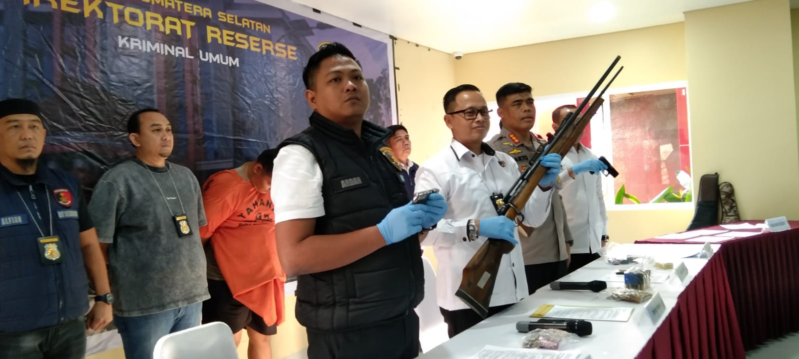 Amankan 4 Senpi, 5 Magazen Dan 327 Butir Peluru, Ditreskrimum Polda Sumsel Bekuk Oknum ASN ...