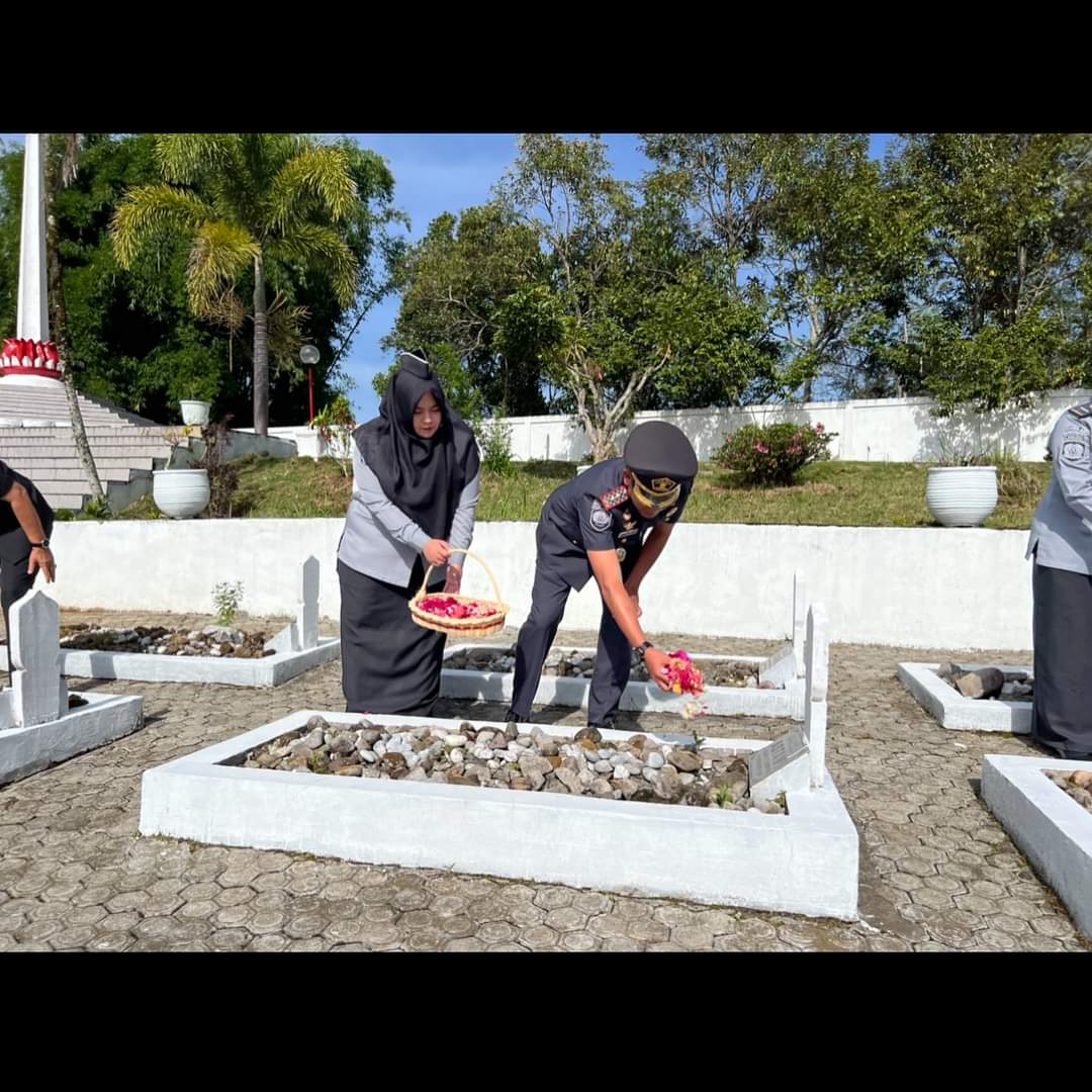 Hari Pengayoman Ke-79 , Rutan Takengon Ziarah Dan Tabur Bunga di Taman Makam Pahlawan Reje Bukit ...