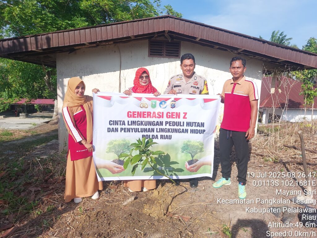 Polsek Pangkalan Lesung Tanam Bibit Pohon di SDN 007 Mayang Sari ...